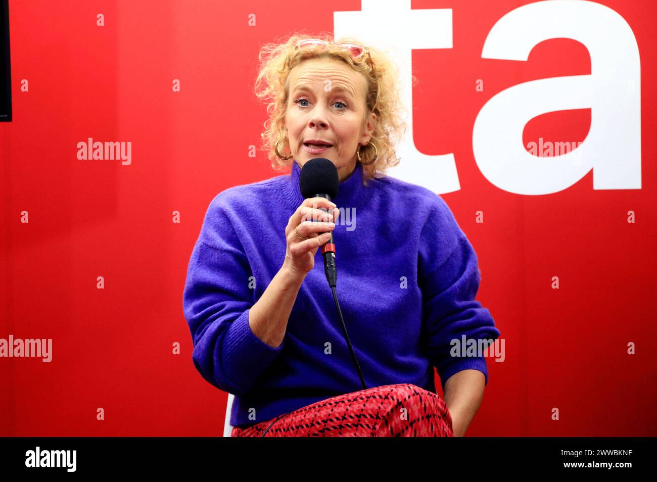 Katja Riemann im Gespräch zu ihrem Buch Zeit der Zäune am Messestand ...
