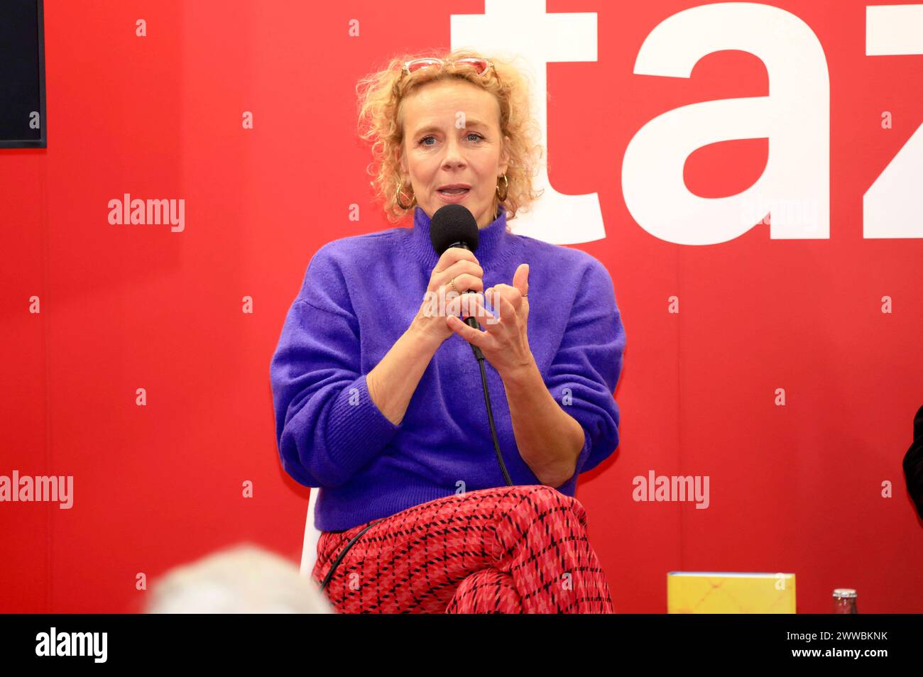 Katja Riemann im Gespräch zu ihrem Buch Zeit der Zäune am Messestand ...