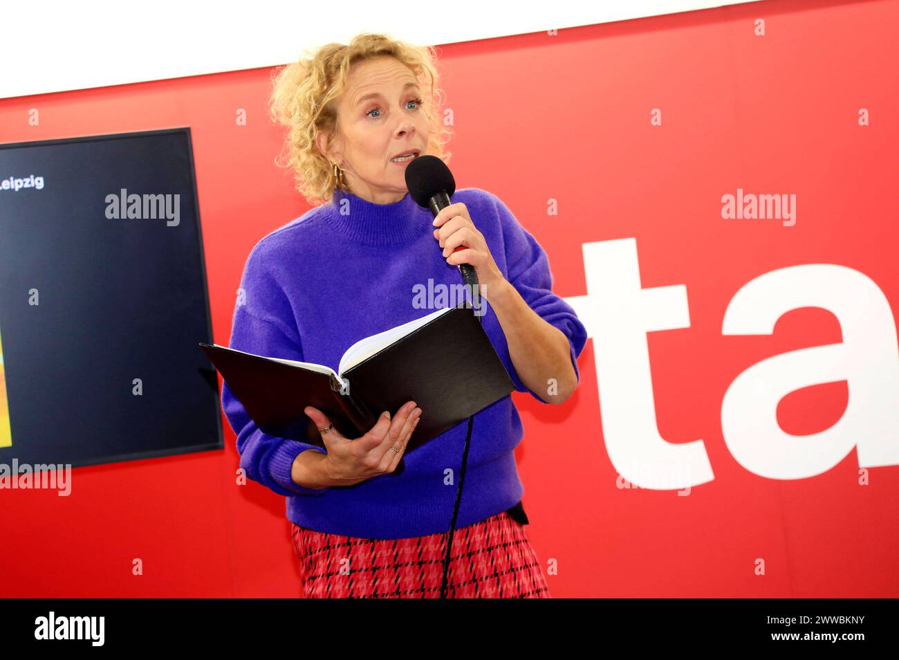 Katja Riemann im Gespräch zu ihrem Buch Zeit der Zäune am Messestand ...