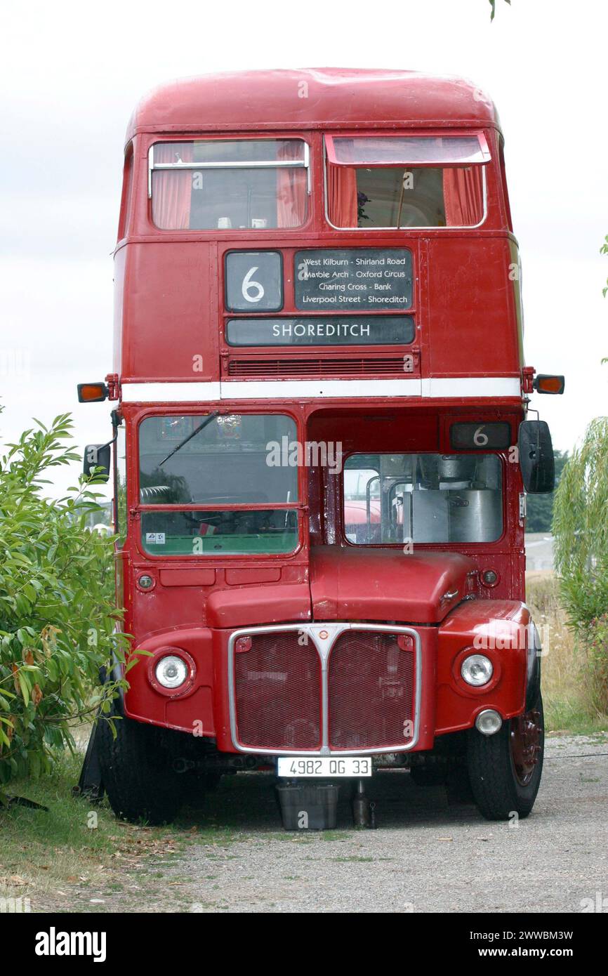 IAN DERRICK'S CONVERTED LONDON BUS IN THE WINE REGIONS OF BORDEAUX. IAN ...