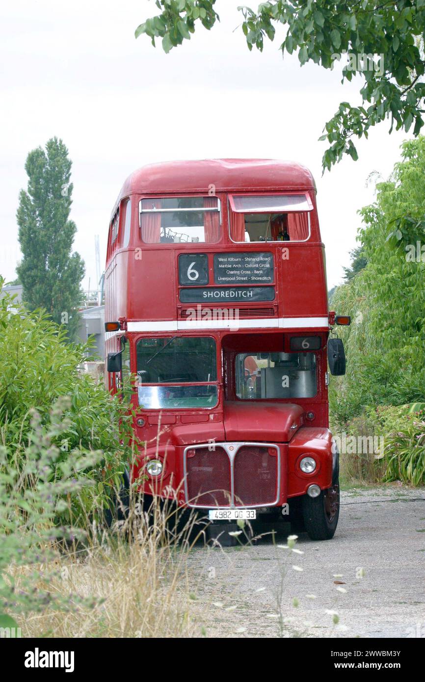 IAN DERRICK'S CONVERTED LONDON BUS IN THE WINE REGIONS OF BORDEAUX. IAN ...