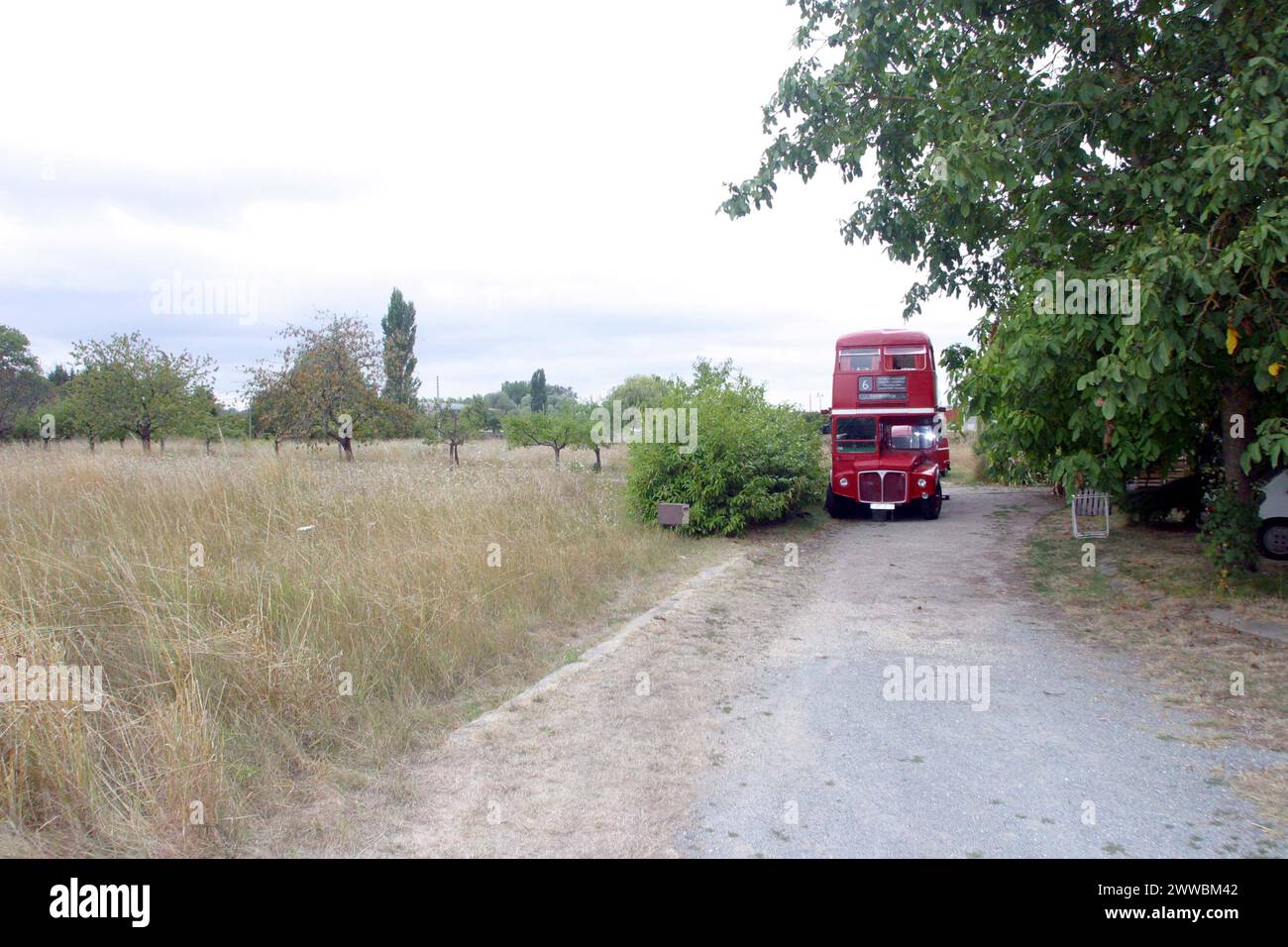 IAN DERRICK'S CONVERTED LONDON BUS IN THE WINE REGIONS OF BORDEAUX. IAN ...