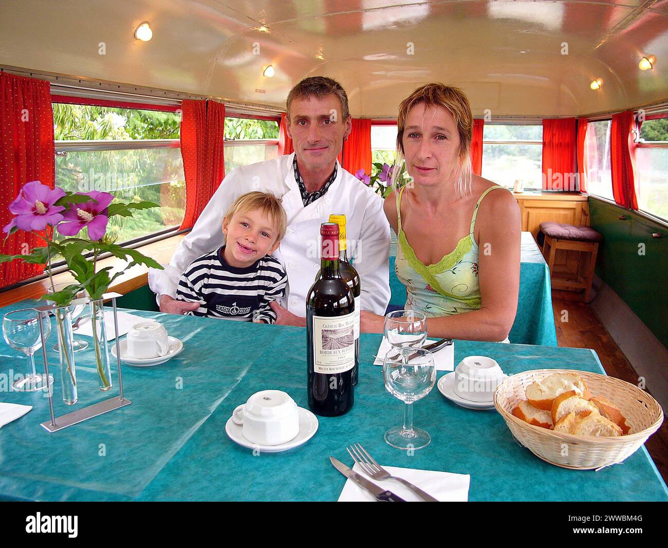 IAN DERRICK ON HIS CONVERTED LONDON BUS IN THE WINE REGIONS OF BORDEAUX ...