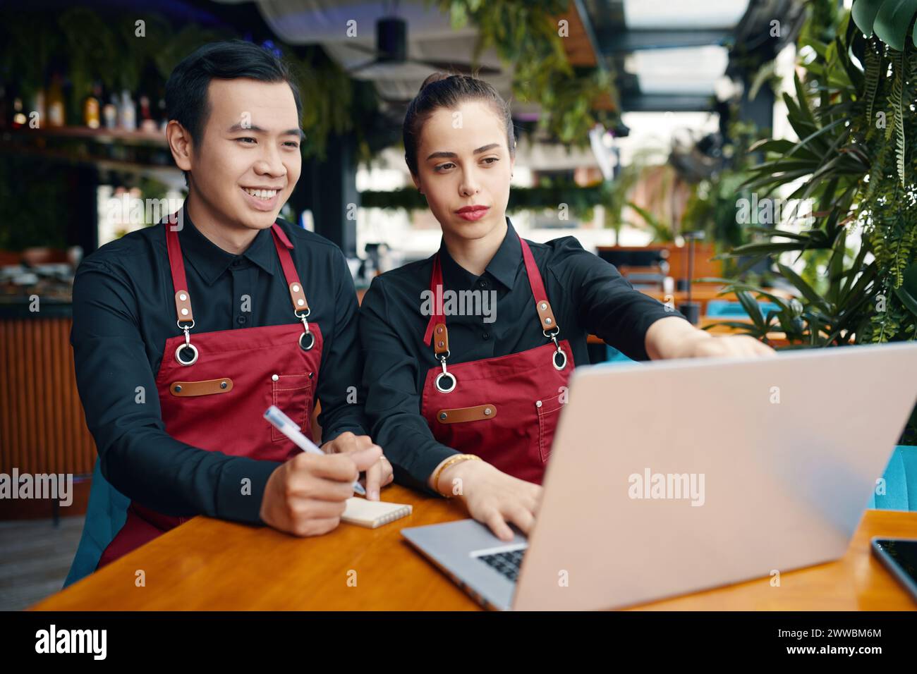 Vietnamese restaurant owners hi-res stock photography and images - Alamy
