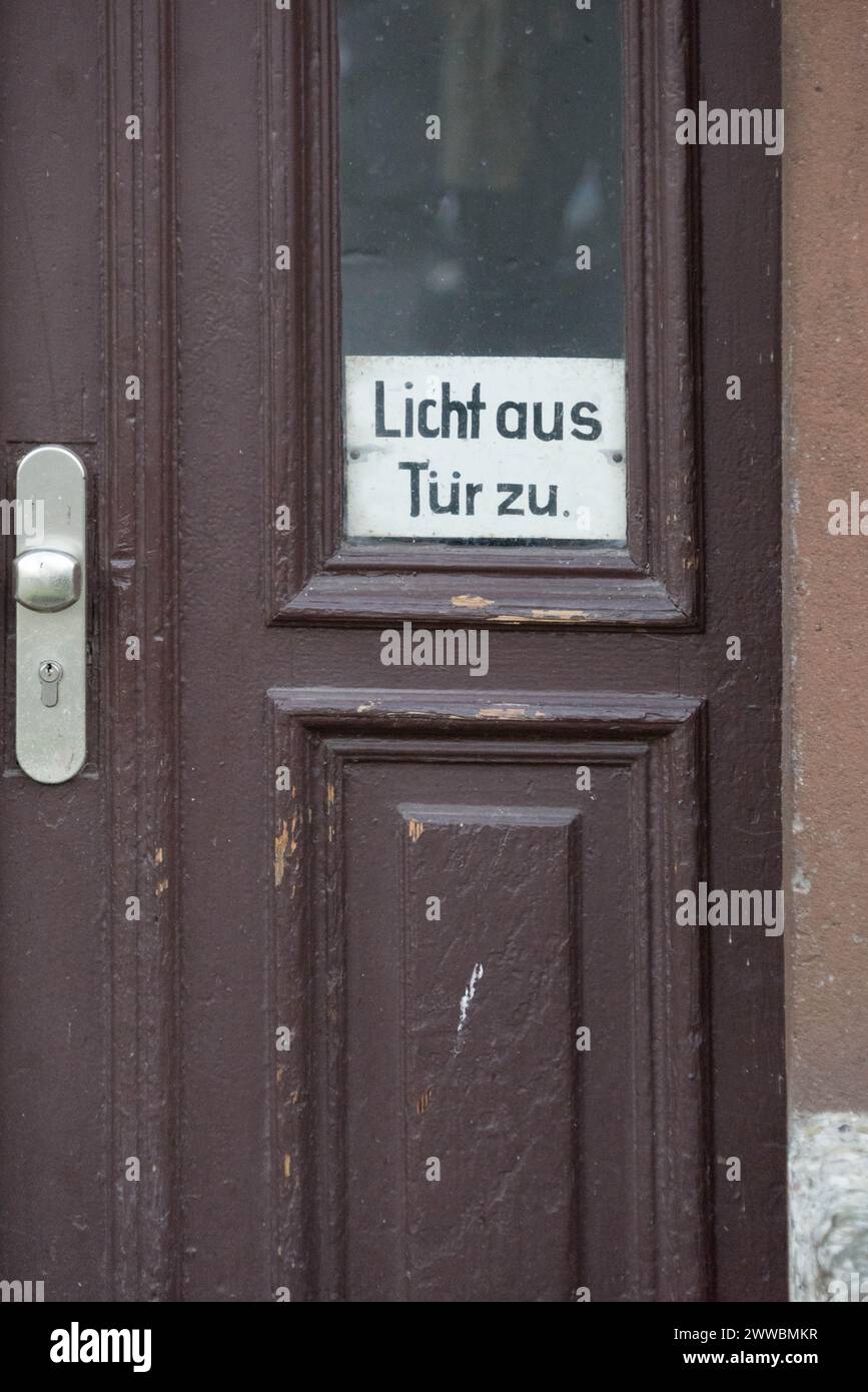Der nette Berliner Umgangston: "Licht aus, Tür zu! Stock Photo - Alamy