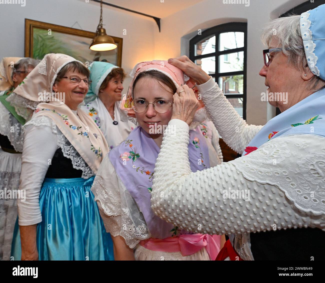 Schlepzig, Germany. 23rd Mar, 2024. Women in Sorbian-Wendish festive ...