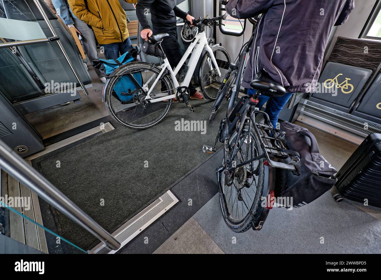 Mit Rad und Bahn unterwegs. Reisende mit Fahrrad in der Regionalbahn ...