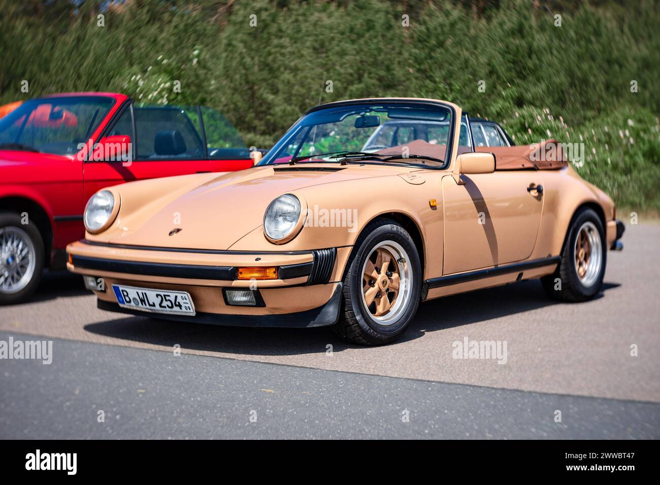 LINTHE, GERMANY - MAY 27, 2023: The sports car Porsche 911. Art lens. Swirl bokeh. Die Oldtimer ...