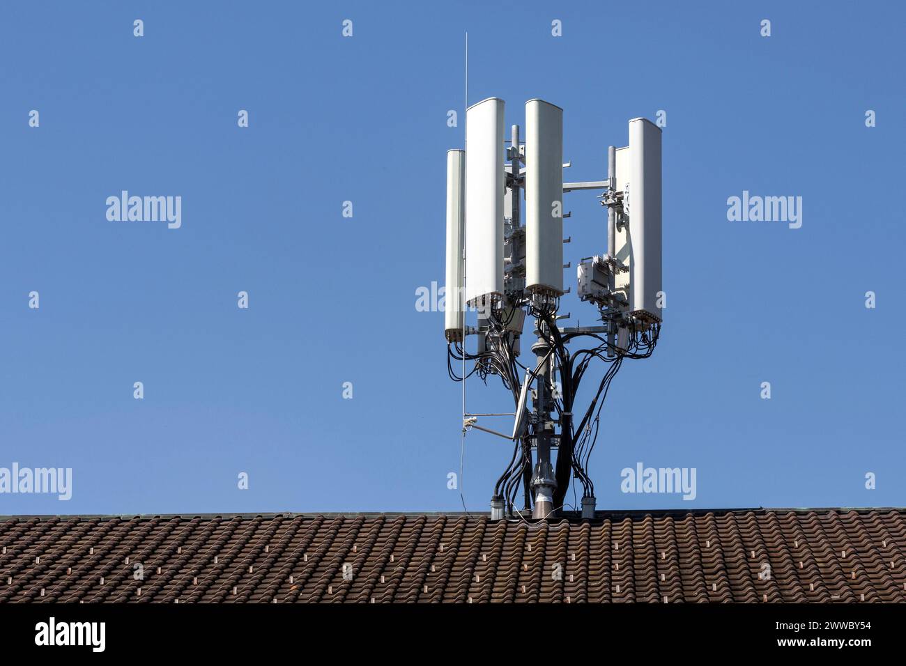 Mobile phone transmitting mast hi-res stock photography and images - Alamy