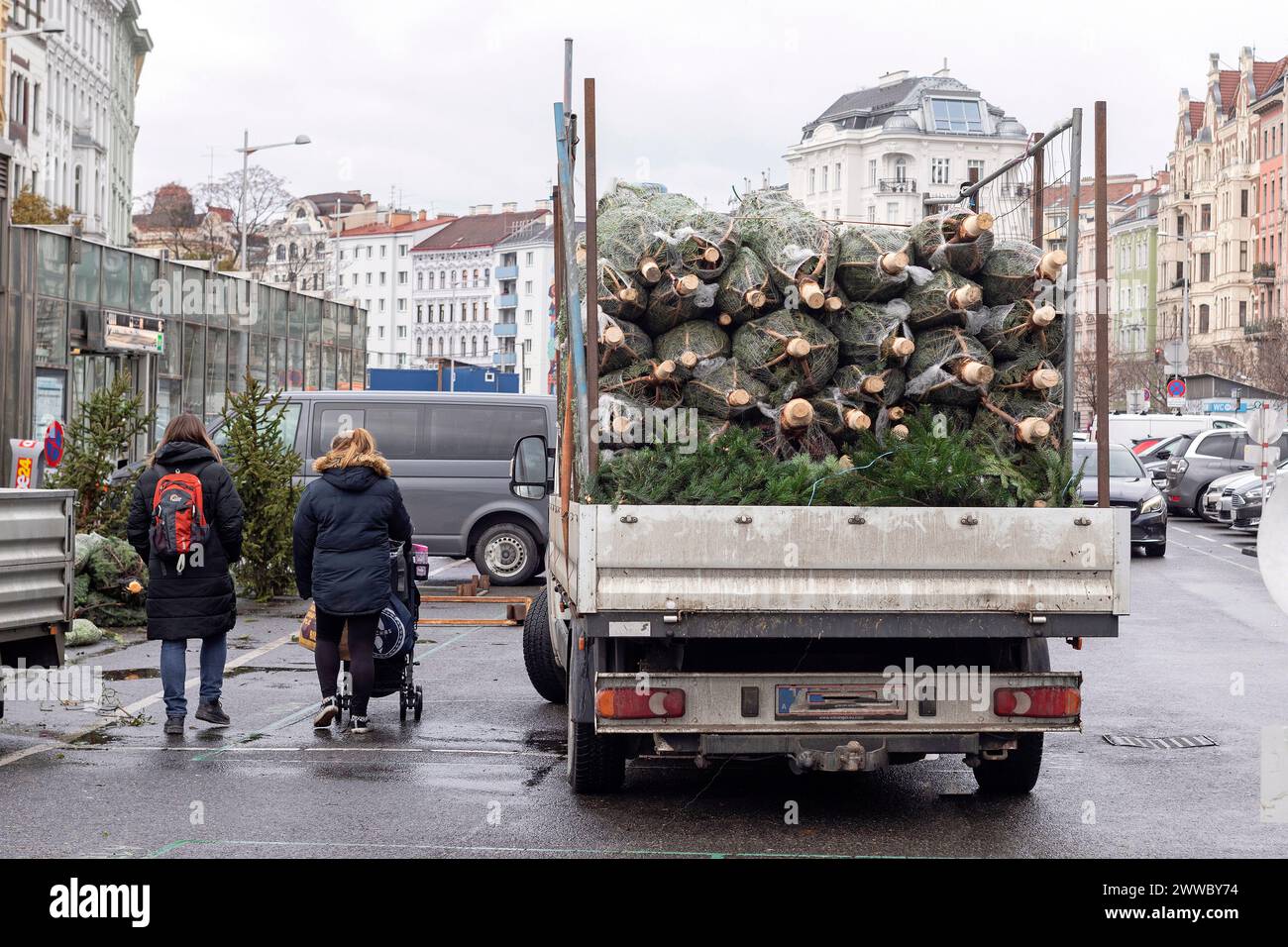Christbaumtransporter hi-res stock photography and images - Alamy