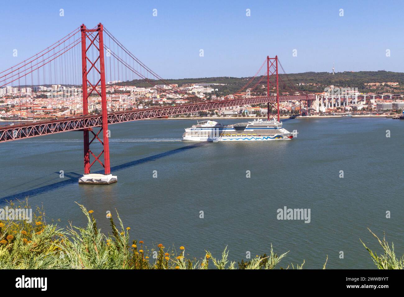 Road rail bridges portugal hi-res stock photography and images - Alamy