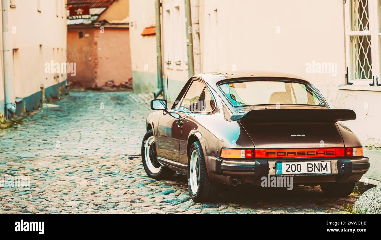 Vintage porsche side view hi-res stock photography and images - Alamy