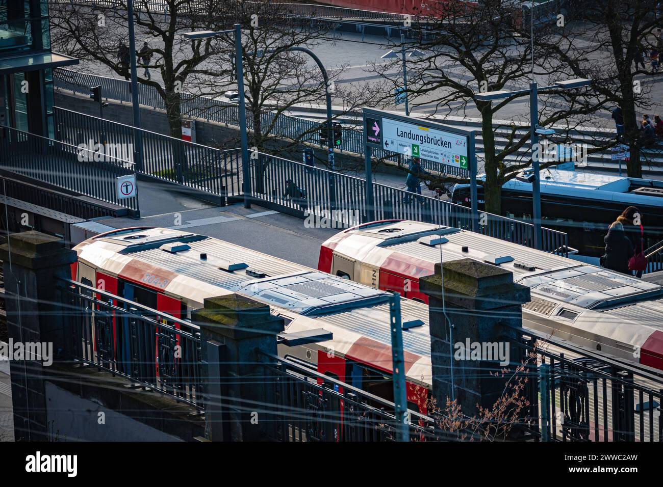 Hamburg, Bus HVV Hochbahn U-Bahn, U3 im Bereich Landungsbrücken - 23.03.2024 Hamburg Verkehr ...