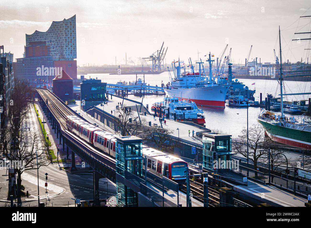 Hamburg, Bus HVV Hochbahn U-Bahn, U3 im Bereich Landungsbrücken - 23.03 ...