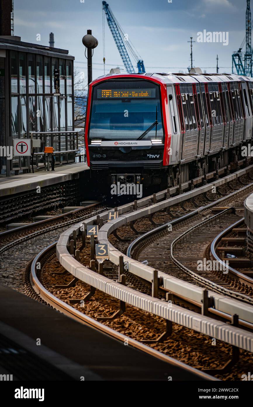 Hamburg, Bus HVV Hochbahn U-Bahn, U3 im Bereich Landungsbrücken - 23.03.2024 Hamburg Verkehr ...