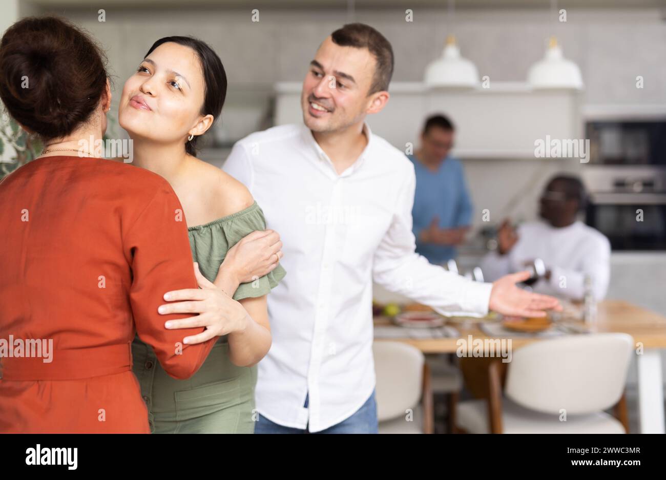 Iranian men kiss hi-res stock photography and images - Alamy