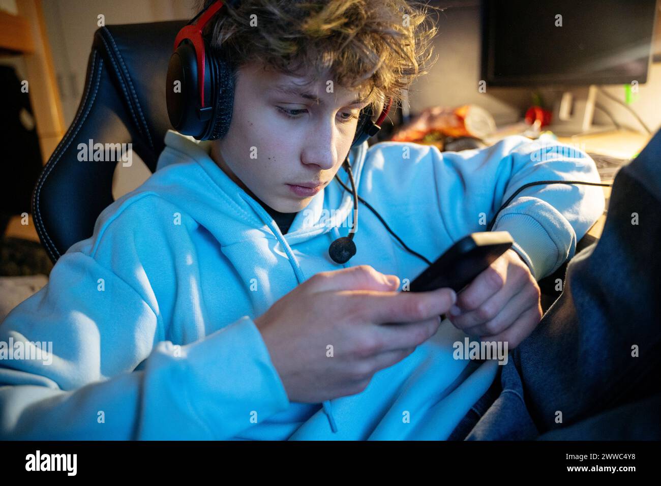 Teen boy phone home hi-res stock photography and images - Alamy