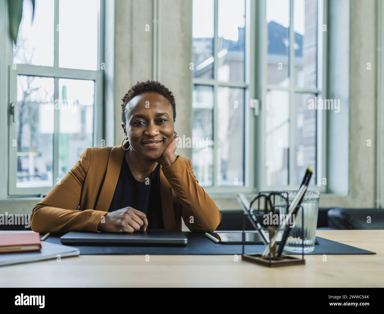 Woman leaning on elbows desk hi-res stock photography and images - Alamy