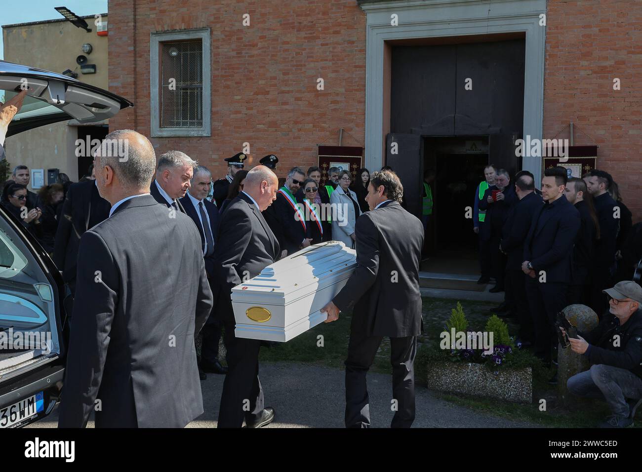 camera ardente in certosa e a seguire funerali presso la chiesa ...