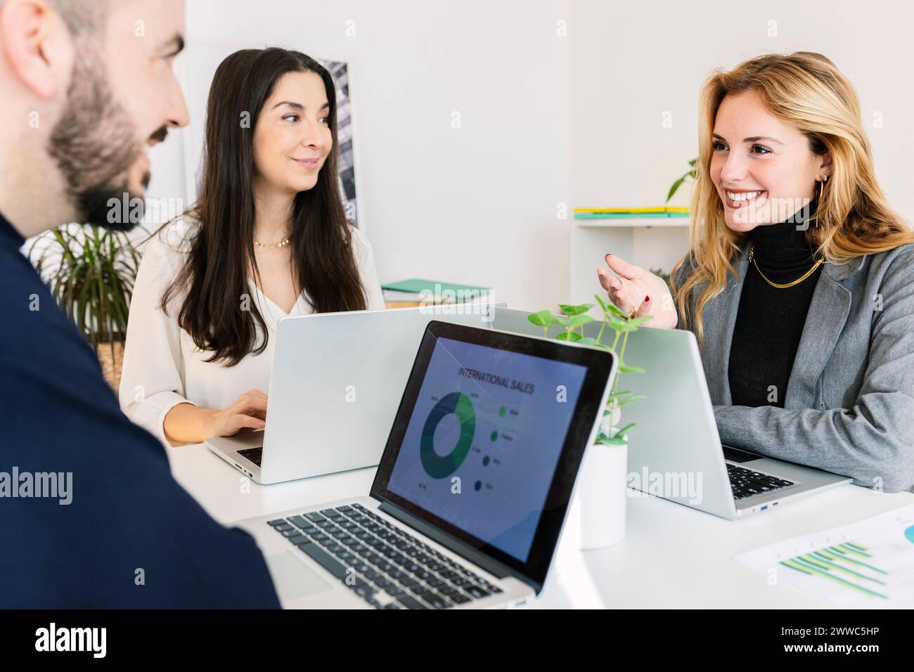 Business professionals discussing data analysis hi-res stock ...