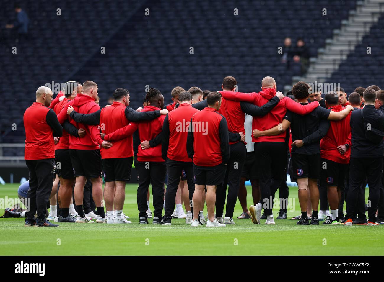 Tottenham hotspur players huddle hi-res stock photography and images ...