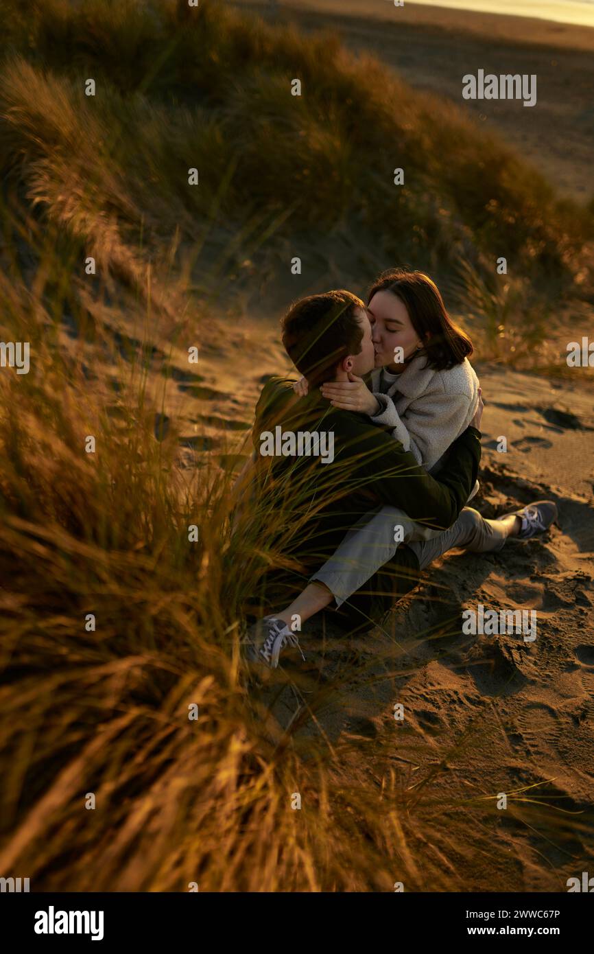 Woman kiss full body hi-res stock photography and images - Alamy