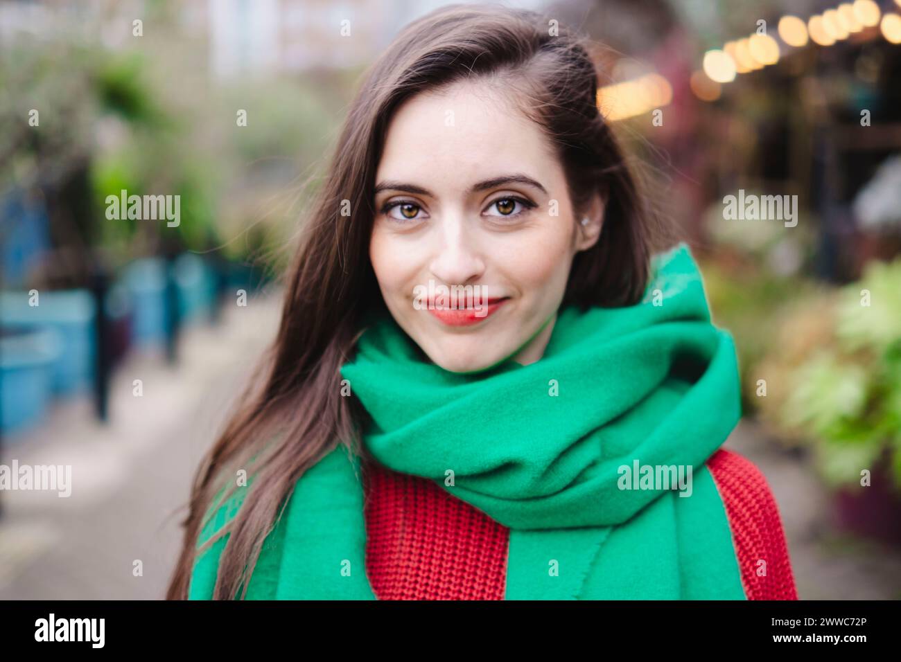 Women wearing scarfs hi-res stock photography and images - Alamy