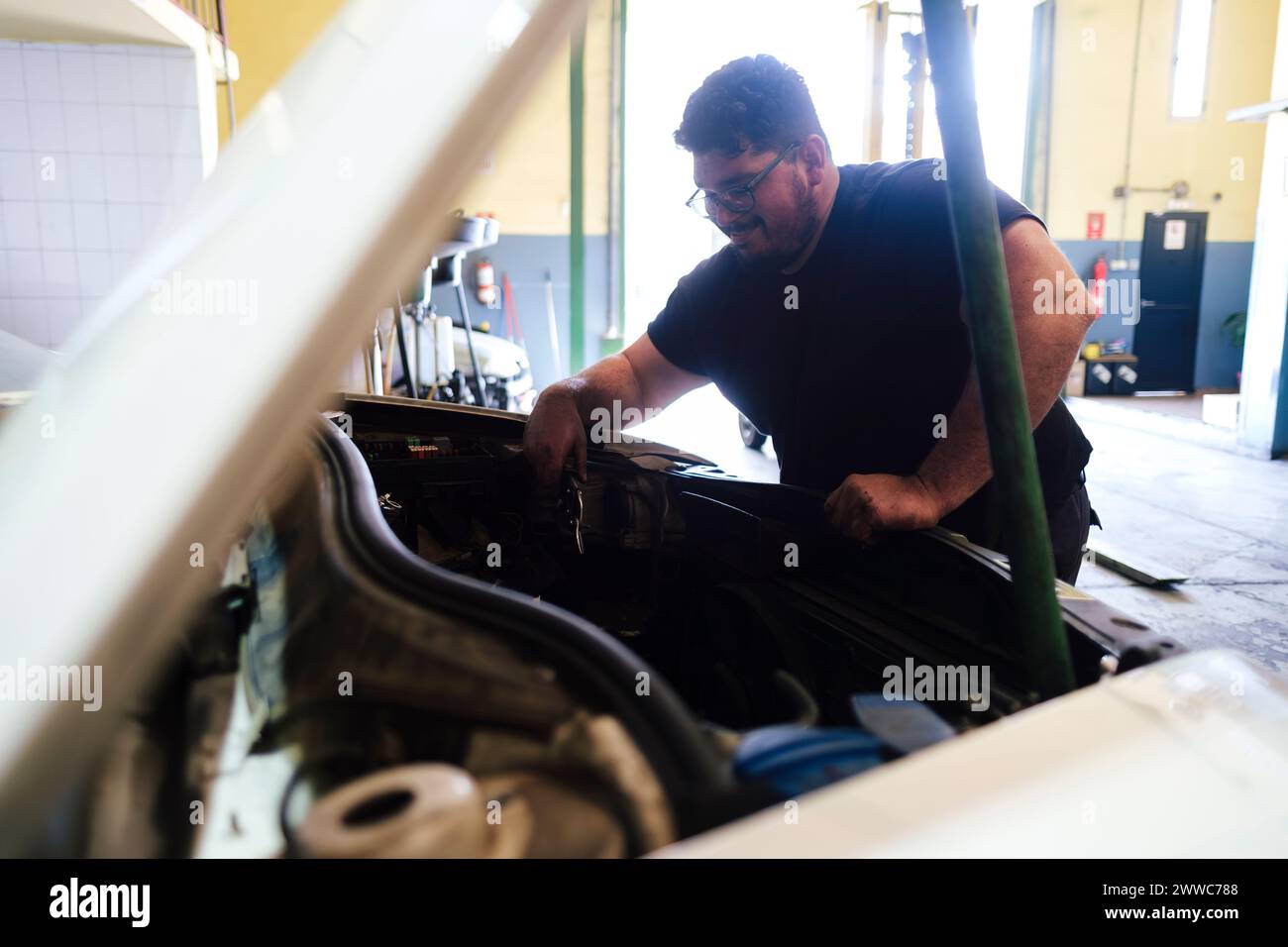 Auto mechanic working on car engine at workshop Stock Photo - Alamy