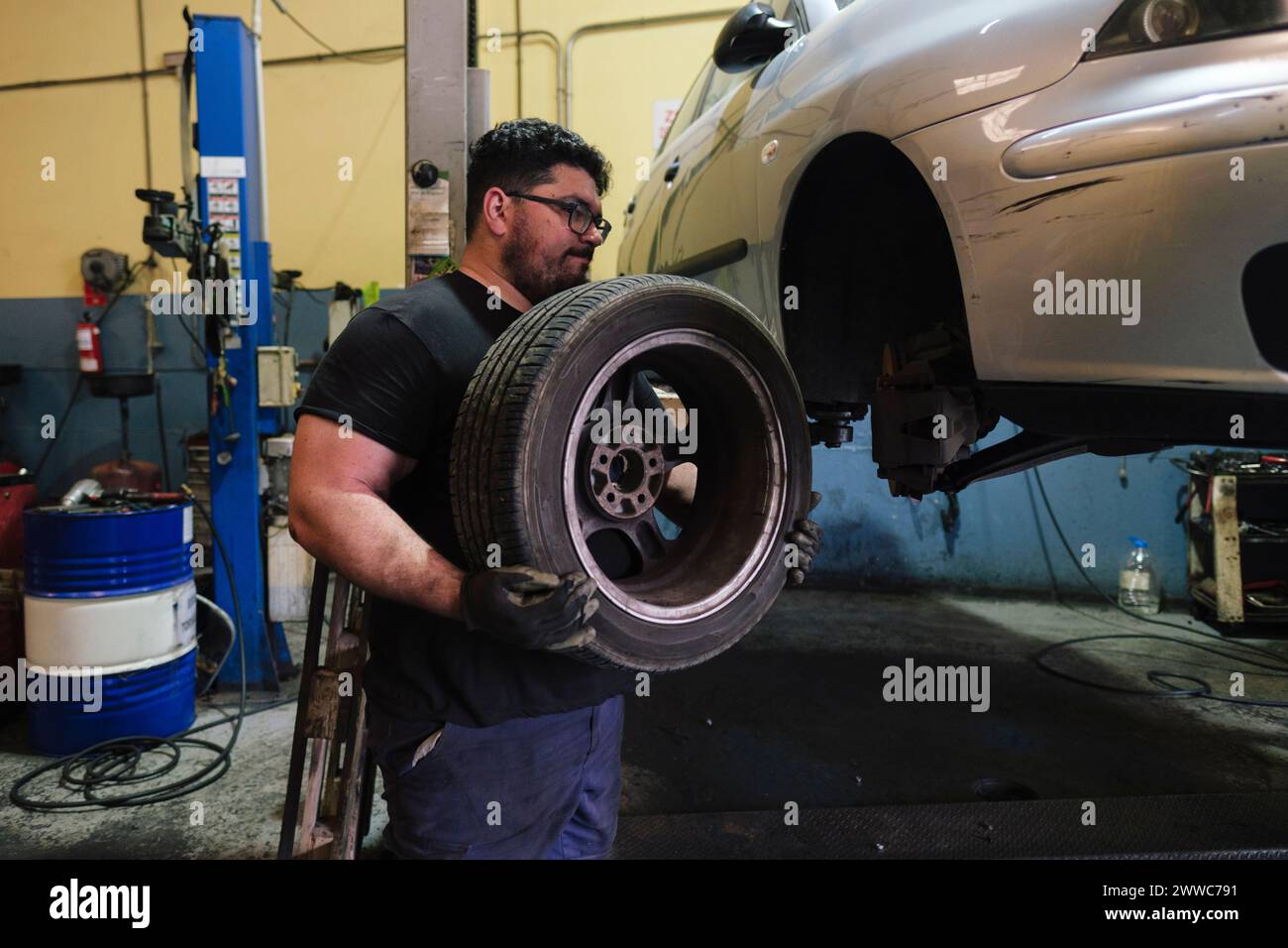 Tire removing device hi-res stock photography and images - Alamy