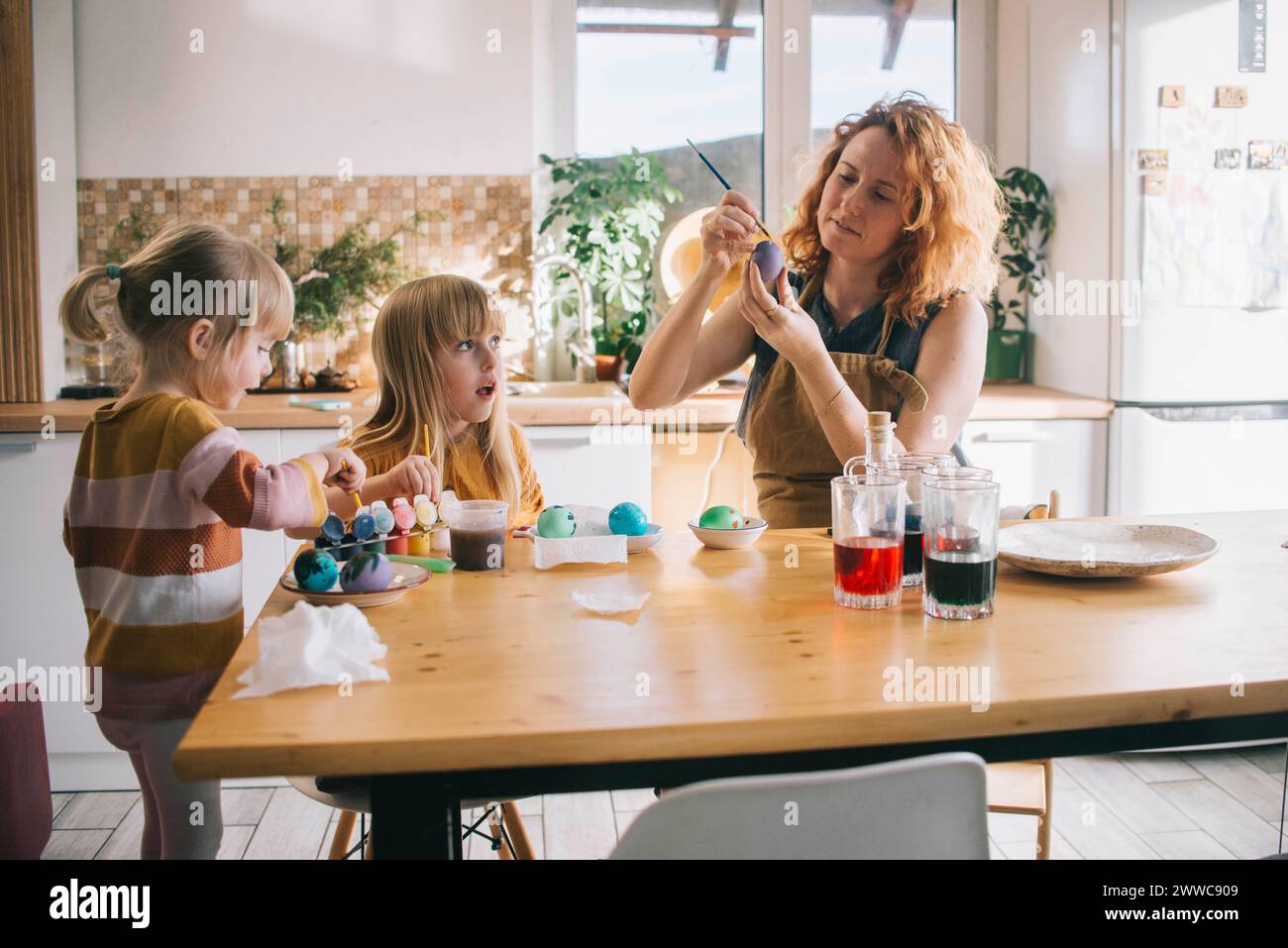 Women sitting at small tables hi-res stock photography and images - Alamy