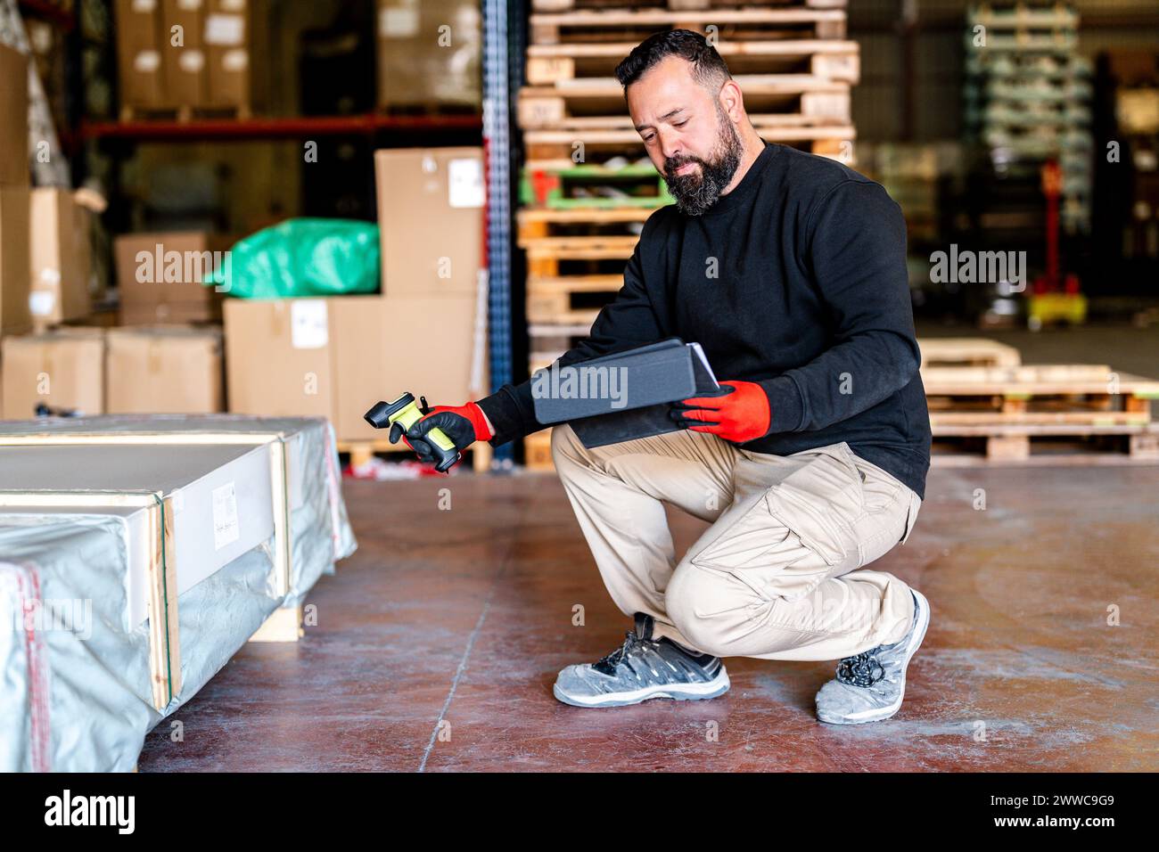 Warehouse worker using barcode hi-res stock photography and images - Alamy