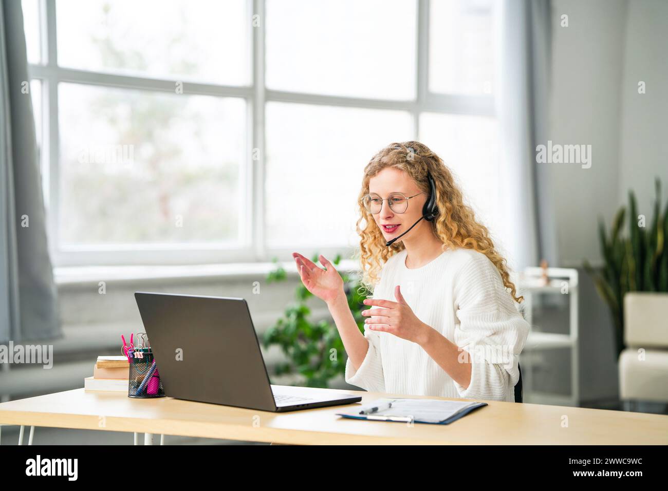 Call centre representative hi-res stock photography and images - Alamy