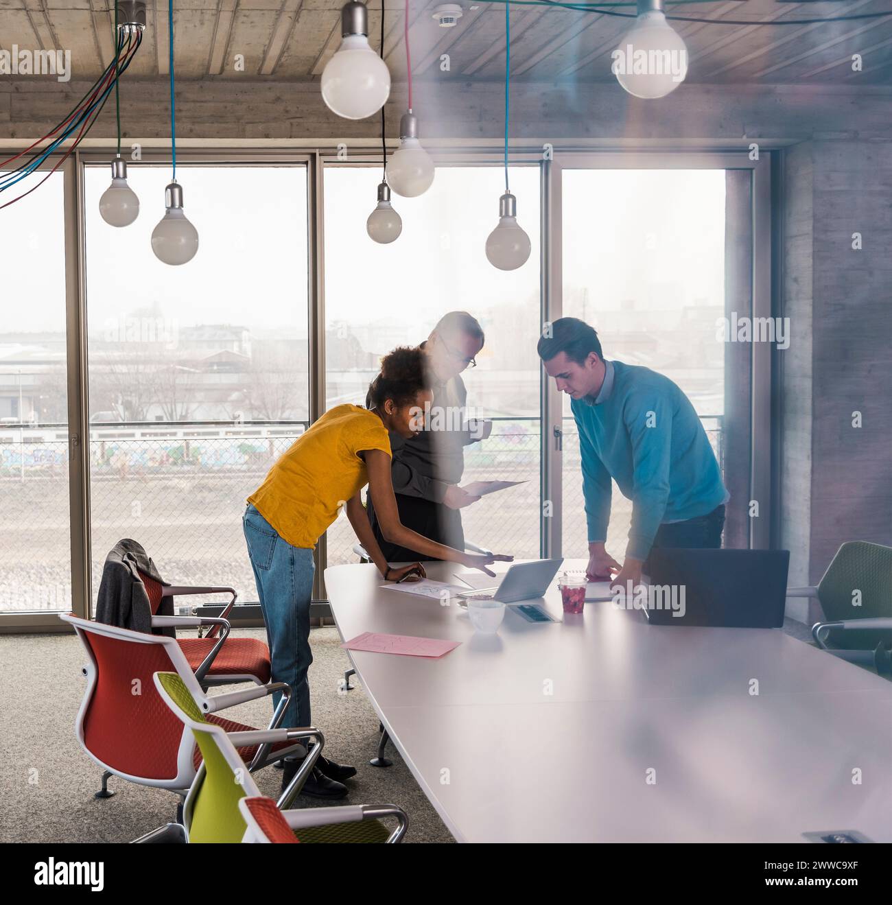 Team workmates using laptop plan hi-res stock photography and images ...