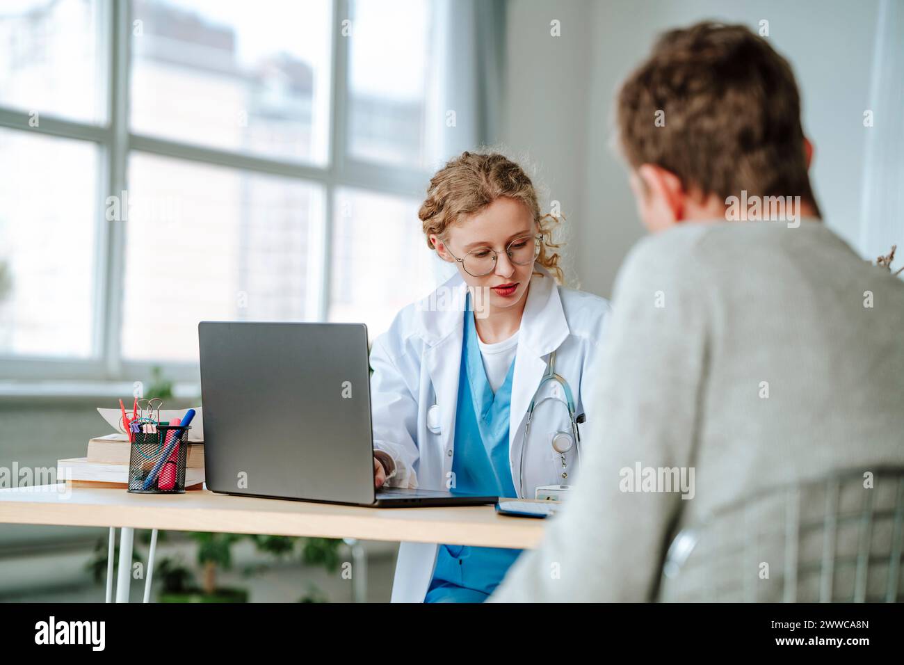 Nurse patient discussion desk hi-res stock photography and images - Alamy