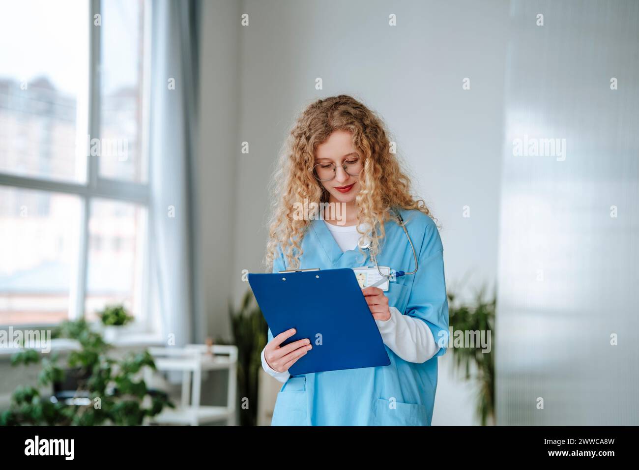Doctor nurse writing documents hi-res stock photography and images - Alamy