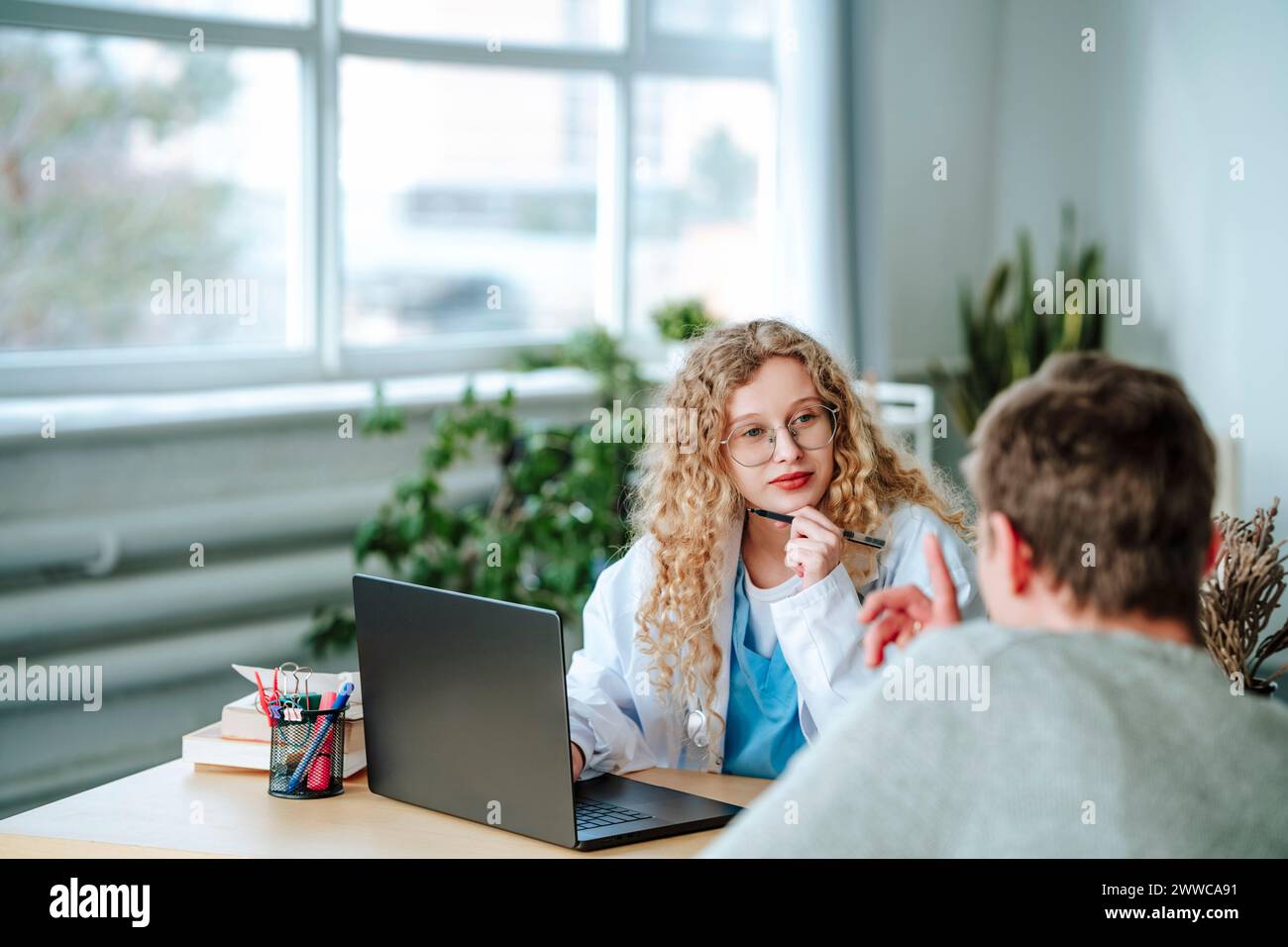 Doctor patient connections hi-res stock photography and images - Alamy