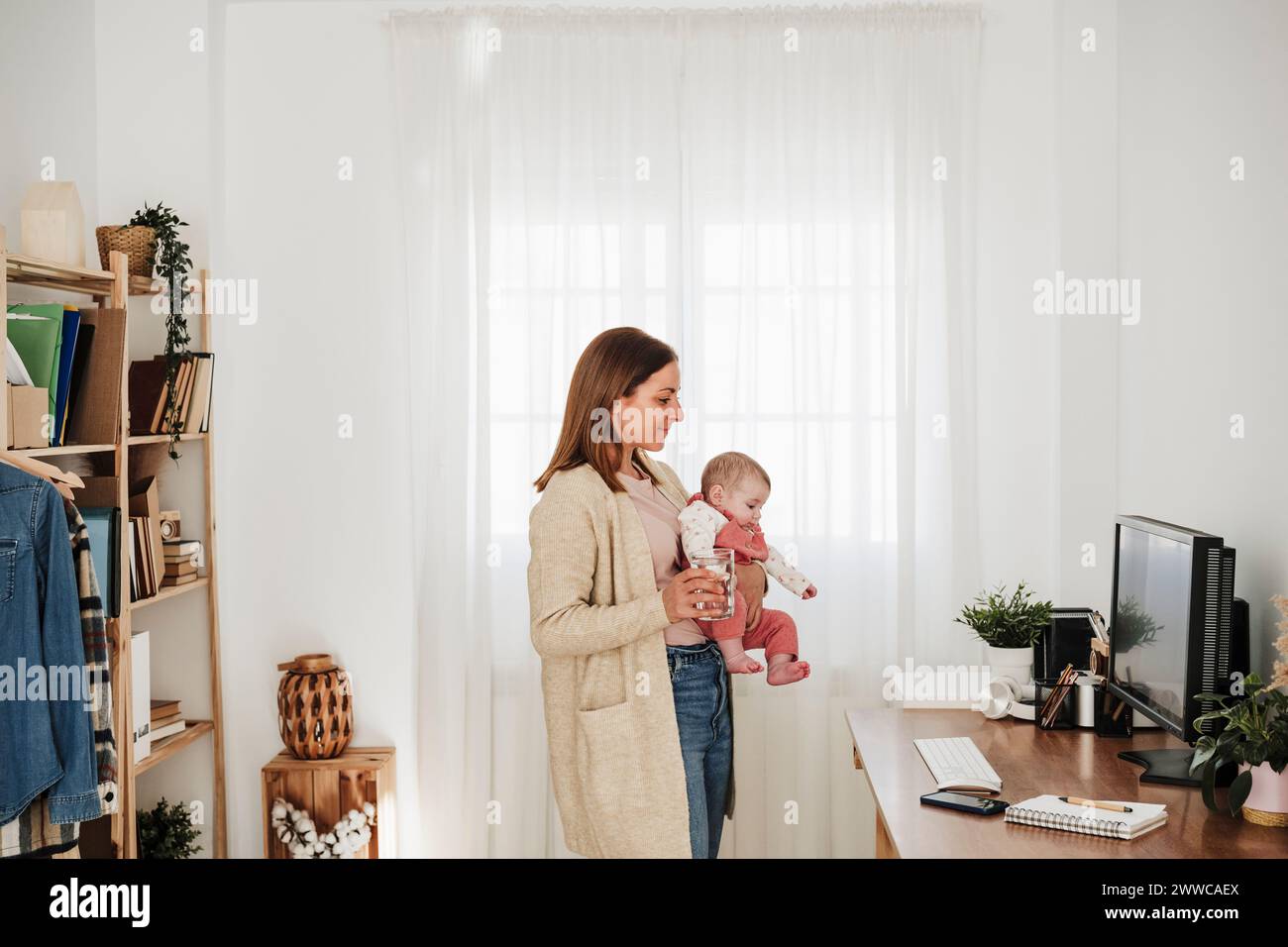 Shot working mom carrying hi-res stock photography and images - Alamy