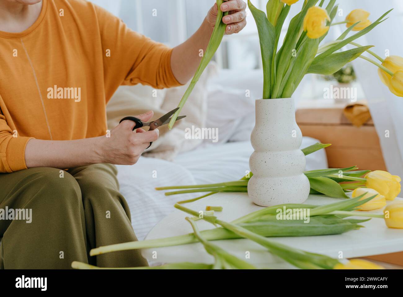 Cutting stems on bunch of flowers hi-res stock photography and images ...
