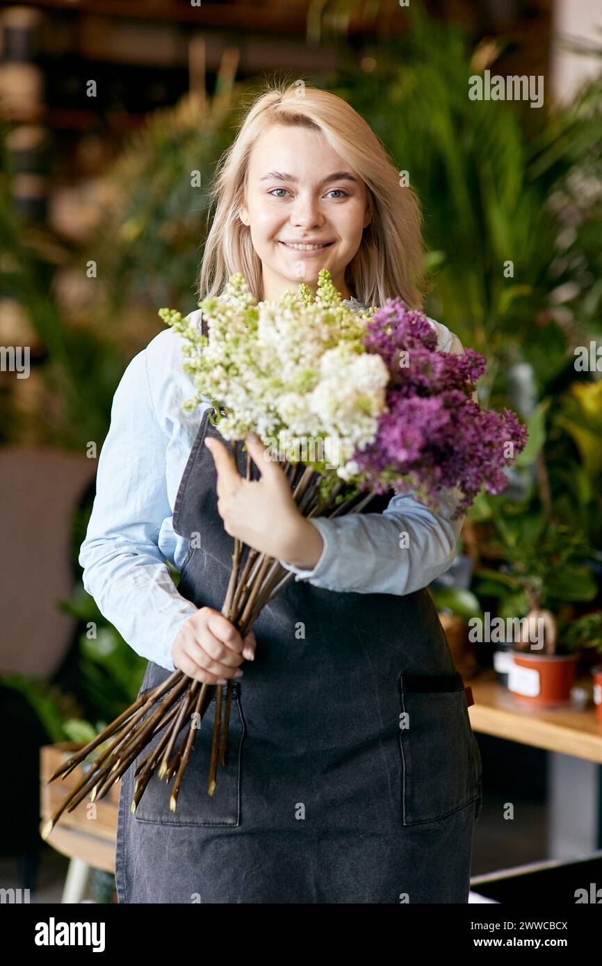 Happy florist holding bunch of flowers Stock Photo - Alamy