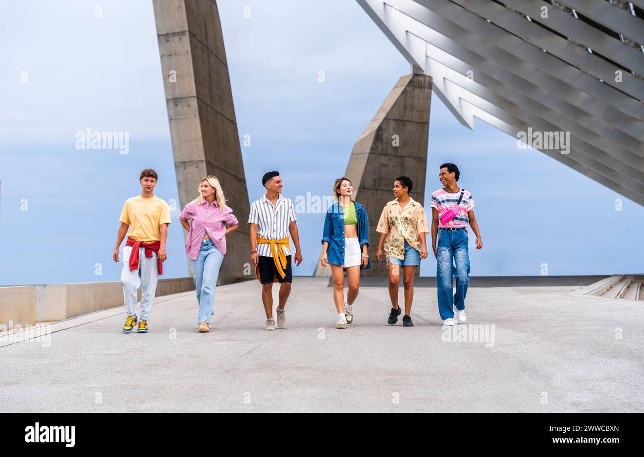Diverse friend groups hi-res stock photography and images - Alamy