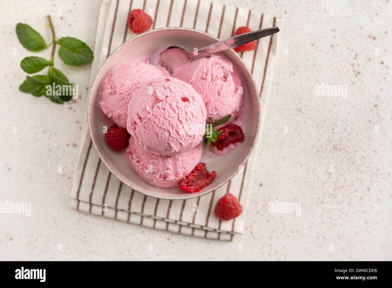 Ice cream sizes hi-res stock photography and images - Alamy