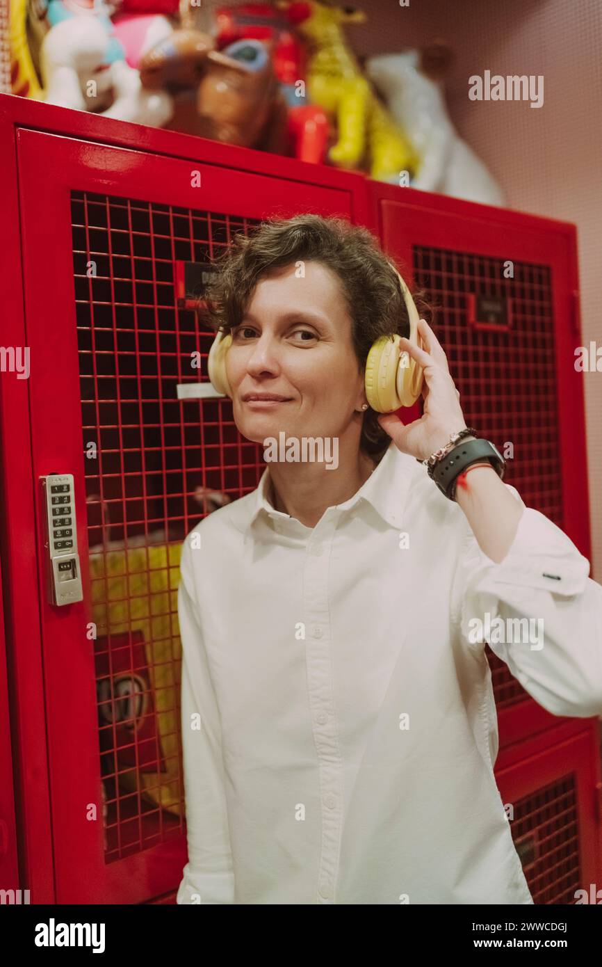 Lean leaning listen hi-res stock photography and images - Alamy