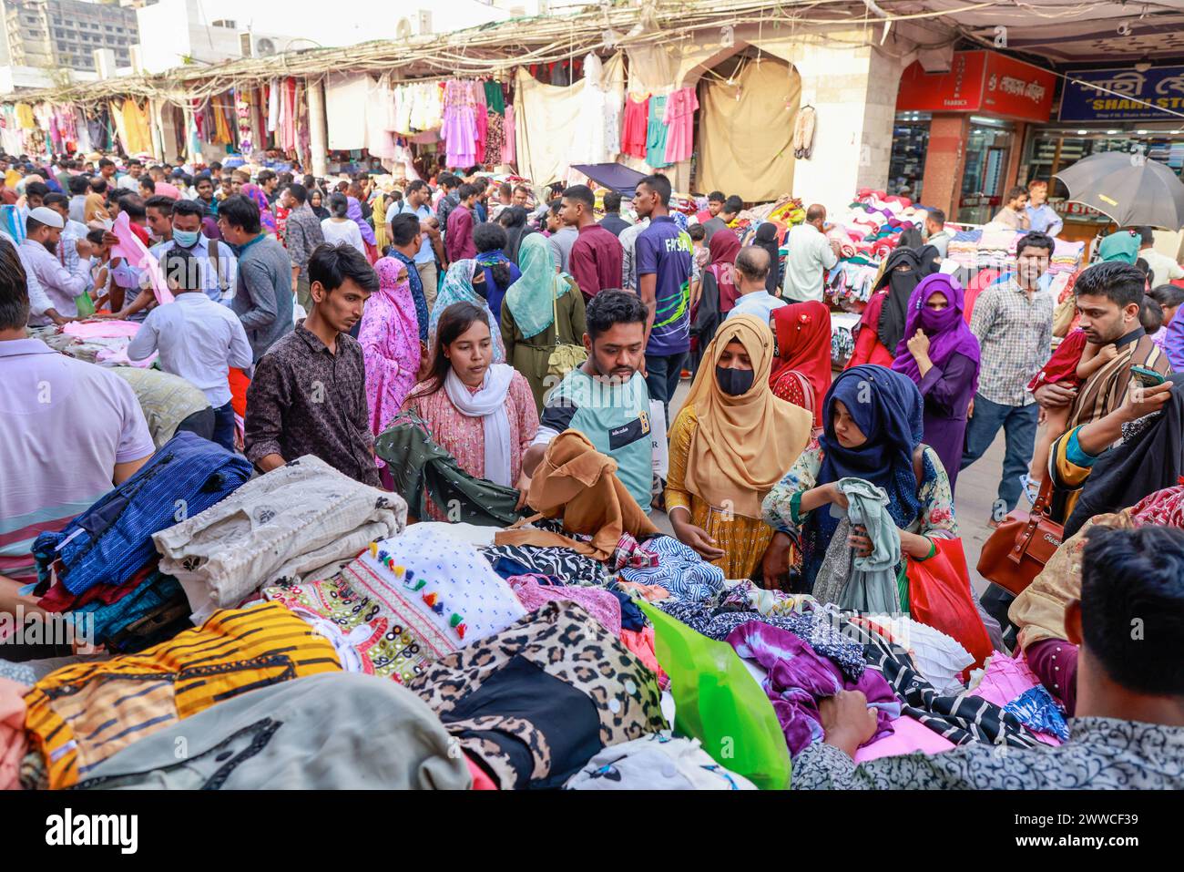 March 22, 2024, Dhaka, Bangladesh: City dwellers thronged into shopping ...