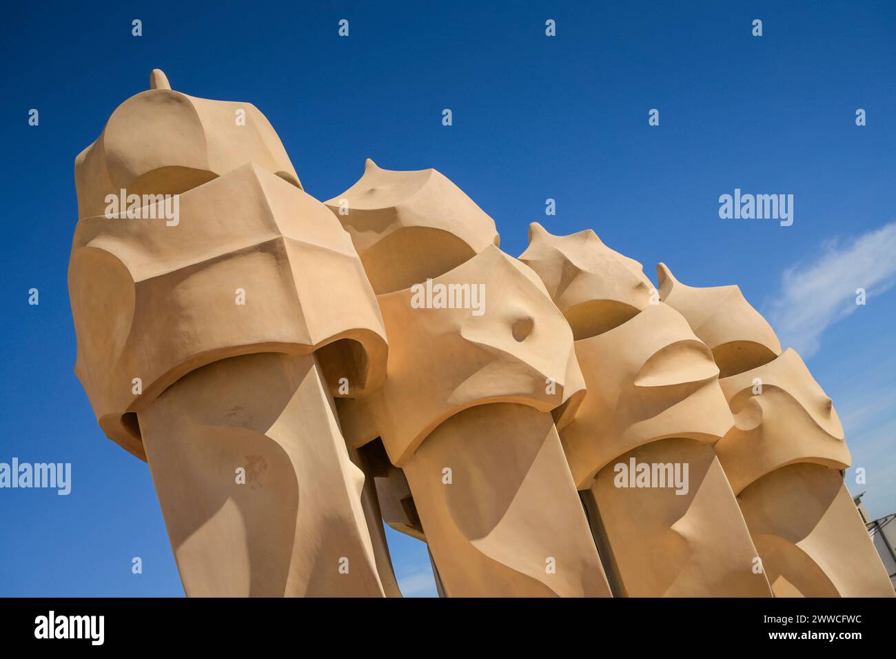 Dach mit Schornsteinen, La Pedrera, Casa Mila von Antoni Gaudi ...