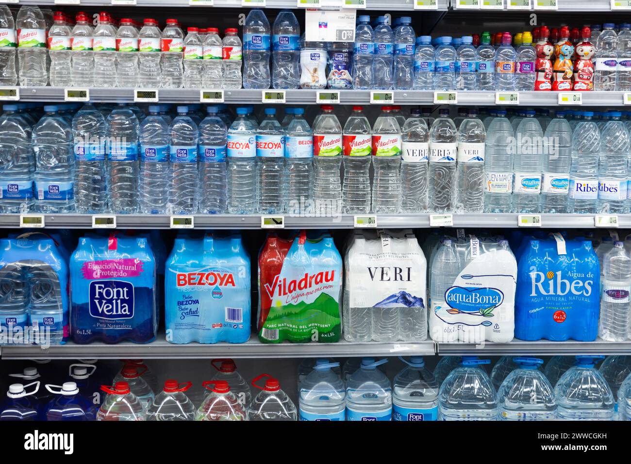 Beverage section water store hi-res stock photography and images - Alamy