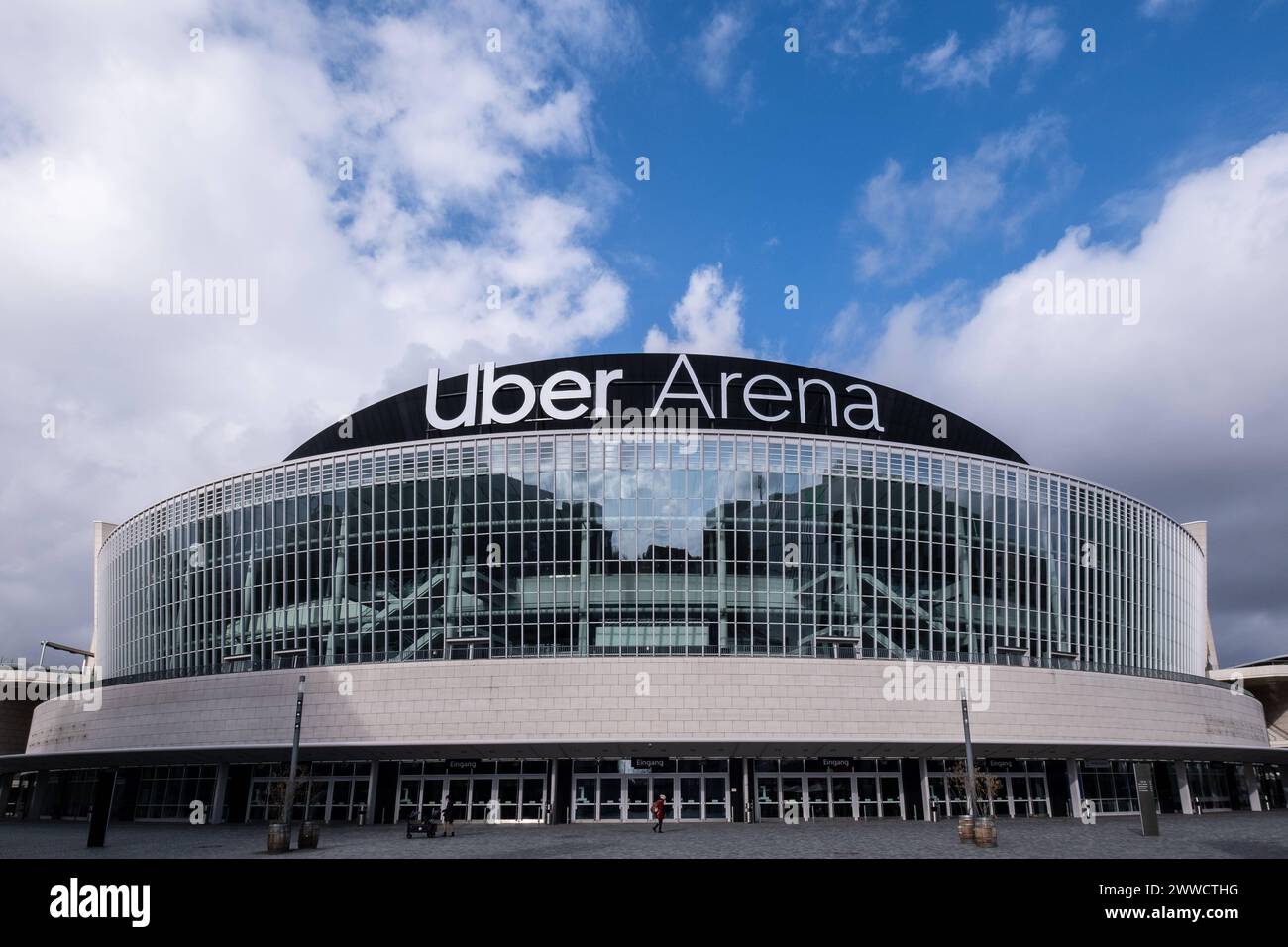 Die Mercedes-Benz-Arena wurde am 22.03.2024 in Uber Arena am Uber-Platz ...