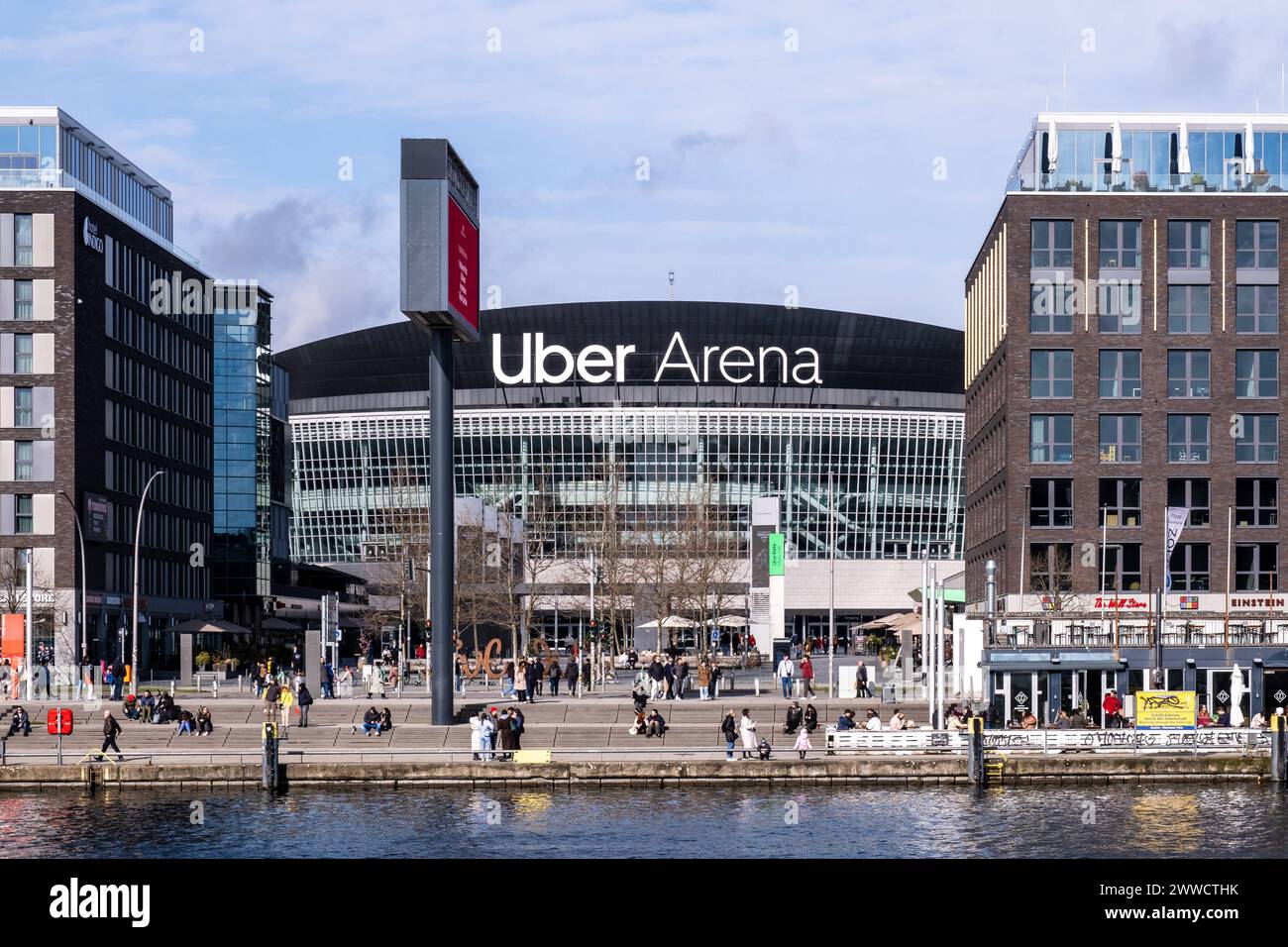 Die Mercedes-Benz-Arena wurde am 22.03.2024 in Uber Arena am Uber-Platz ...