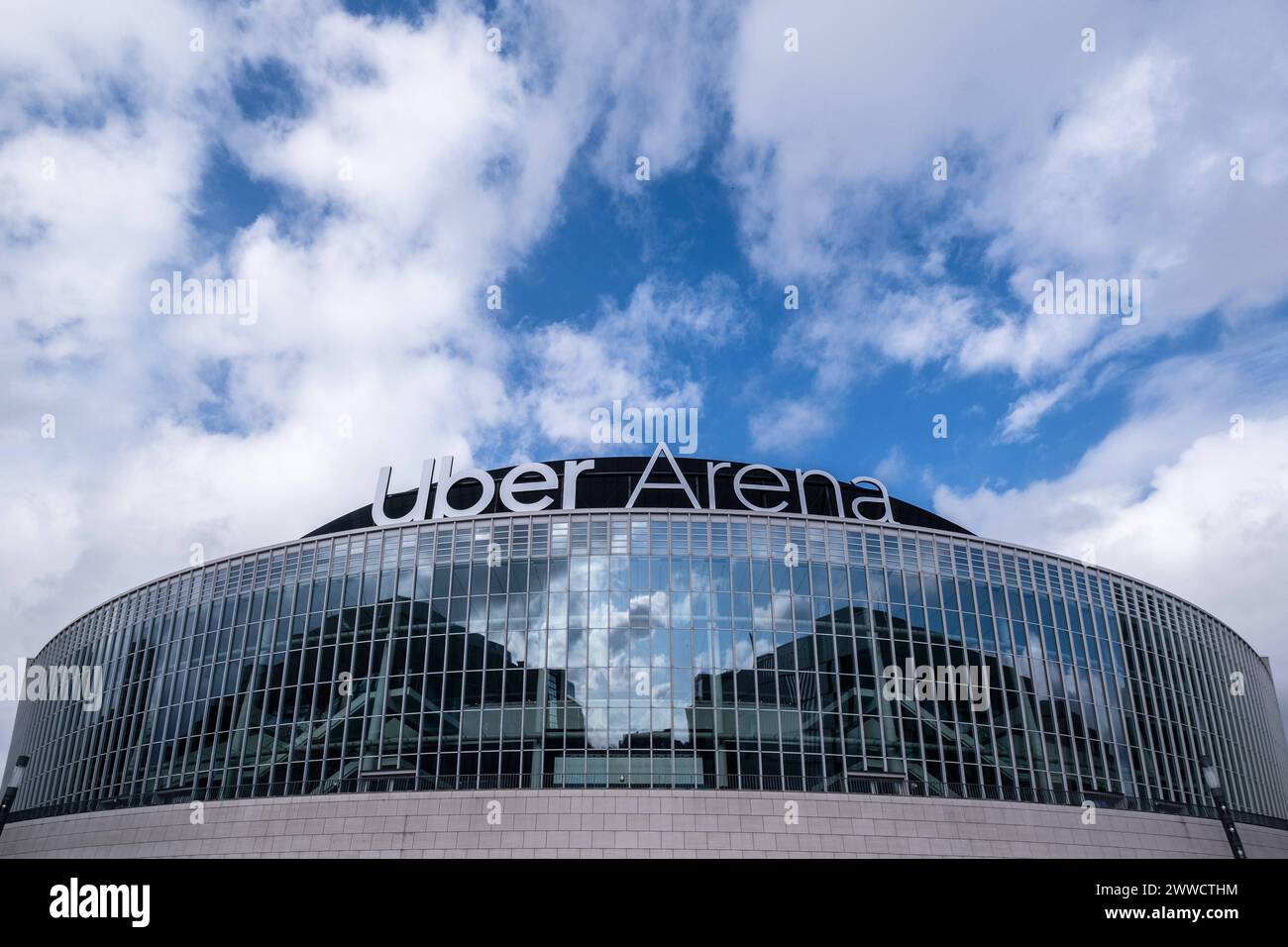 Die Mercedes-Benz-Arena wurde am 22.03.2024 in Uber Arena am Uber-Platz ...