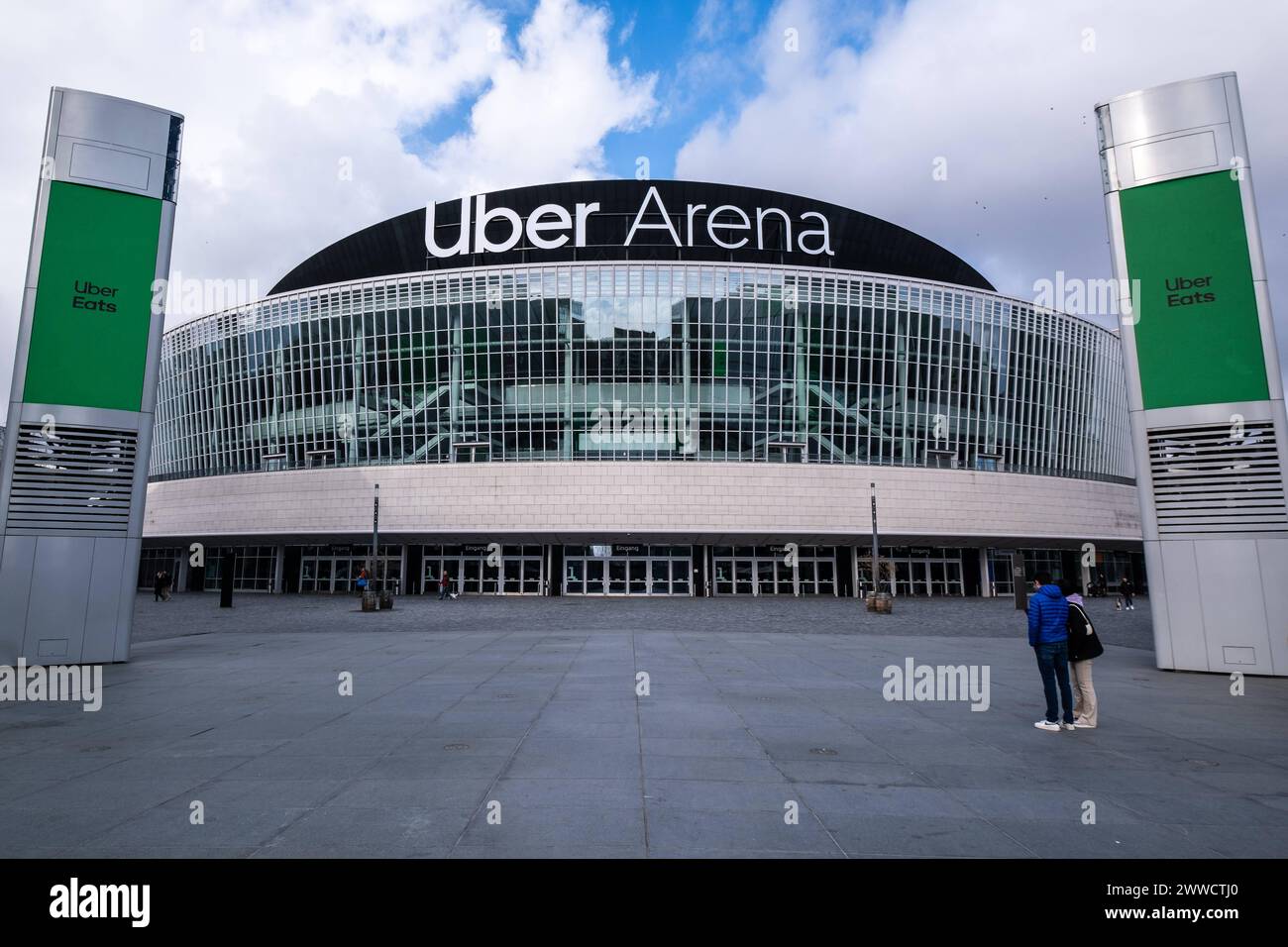 Die Mercedes-Benz-Arena wurde am 22.03.2024 in Uber Arena am Uber-Platz ...