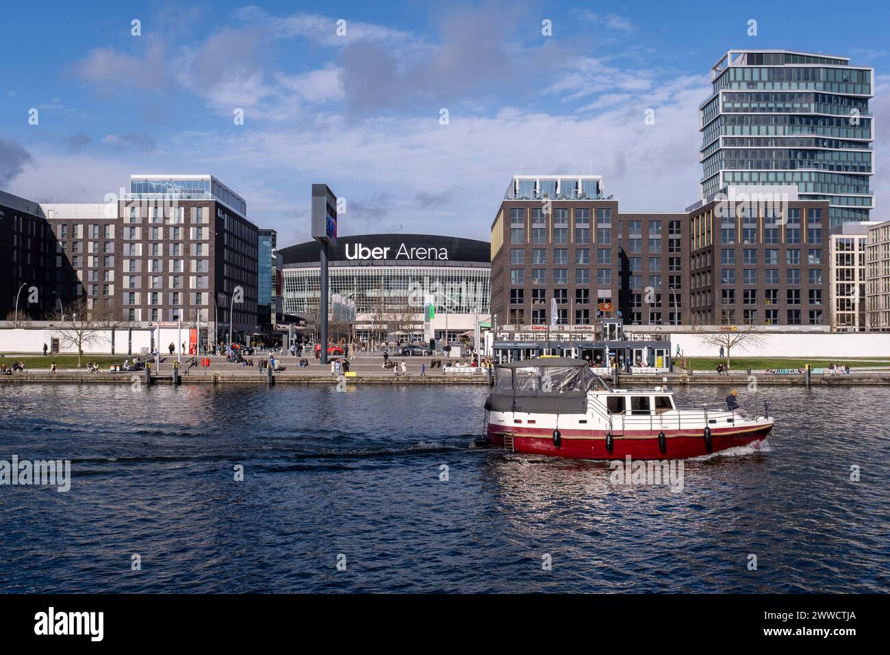 Die Mercedes-Benz-Arena wurde am 22.03.2024 in Uber Arena am Uber-Platz ...